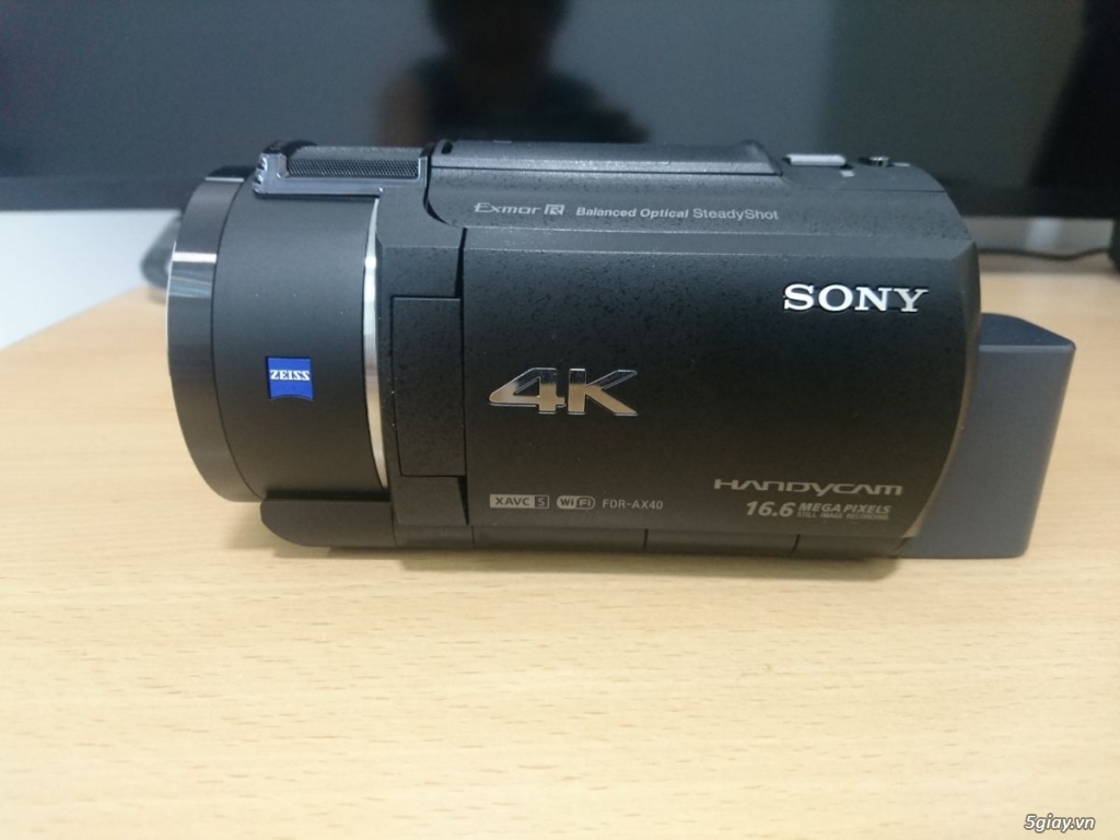 Quay phim Sony AX40 4K Handycam® có cảm biến Exmor R® CMOS | 5giay