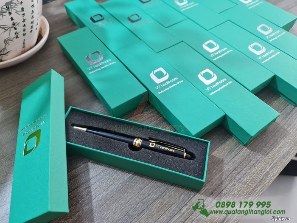 Bút Kim Loại Xoay Thân Đen Bóng Khoen cài vàng khắc logo + Hộp âm dươn ...