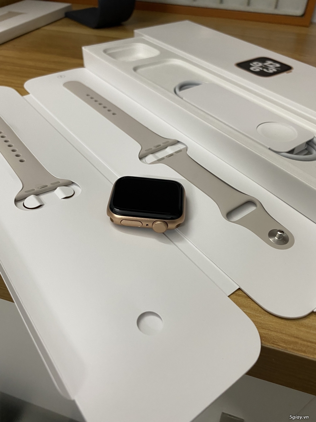 Apple watch SE 40mm gold stanlight vẫn là sản phẩm hot của chị em | 5giay