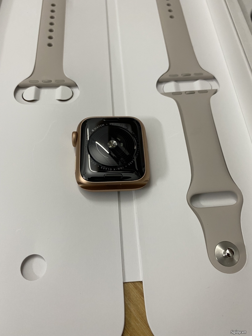 Apple watch SE 40mm gold stanlight vẫn là sản phẩm hot của chị em | 5giay